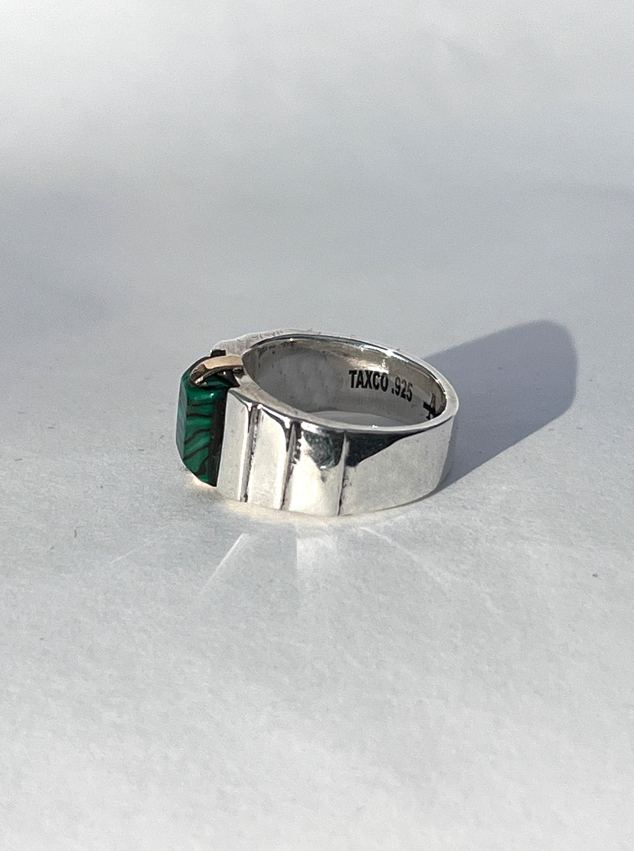 Small Ari Ring in Malachite – Maiden Name